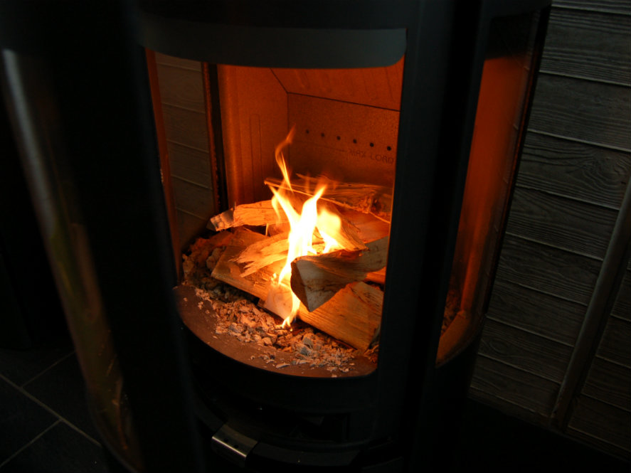 How to light a fire correctly in your wood burning stove | Aduro